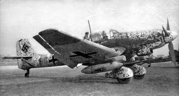 Junker Ju-87G Stuka armed with 37 mm gun pods and an interesting winter ...
