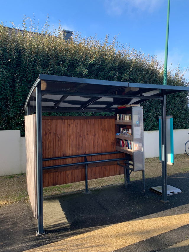 Bus stops are now having little libraries in France - 9GAG