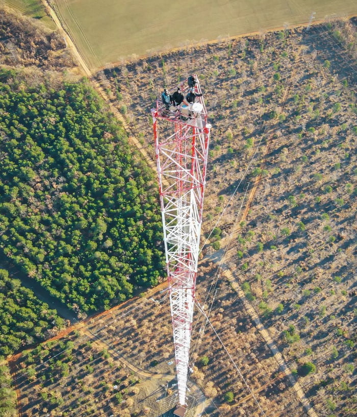 Lattice Climbing in France, Roumoules transmitter, 330 meters above the ground. - 9GAG