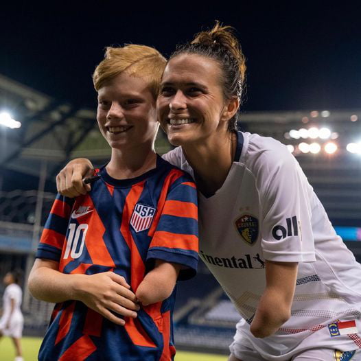 Give these two a hand - 9GAG