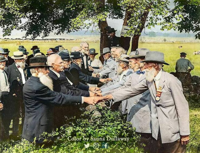 Union (Left) And Confederate (Right) Veterans Meet For The Battle Of ...