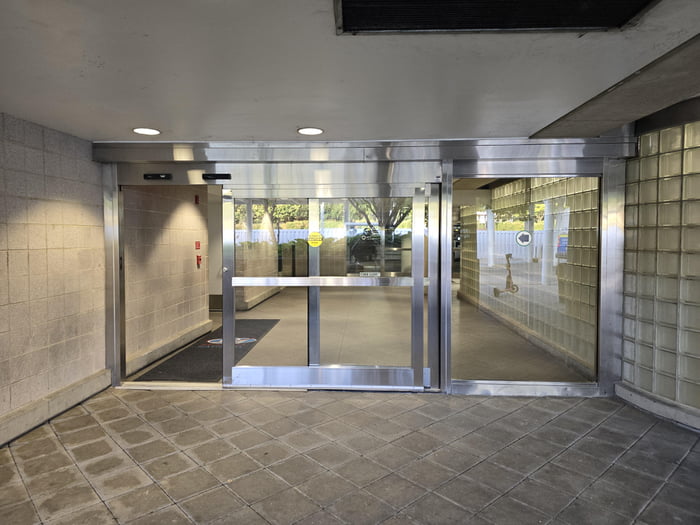 7 foot door in a 10 foot space. - 9GAG