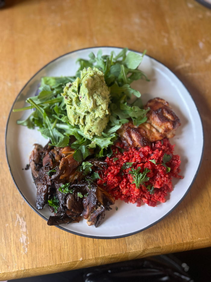 Chicken-beet rice-oyster mushrooms-arugala salad with guacamole - 9GAG
