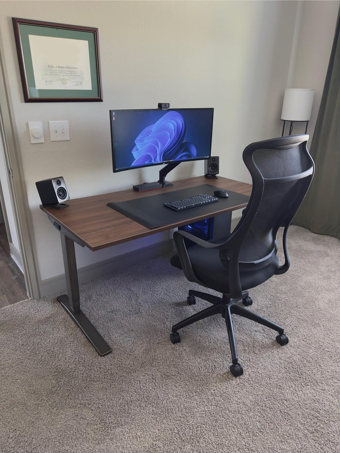 A very minimal and realistic WFH setup - 9GAG