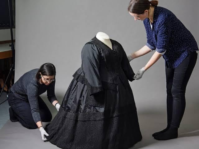 Queen Victoria’s dress, she was only 152 cm long - 9GAG