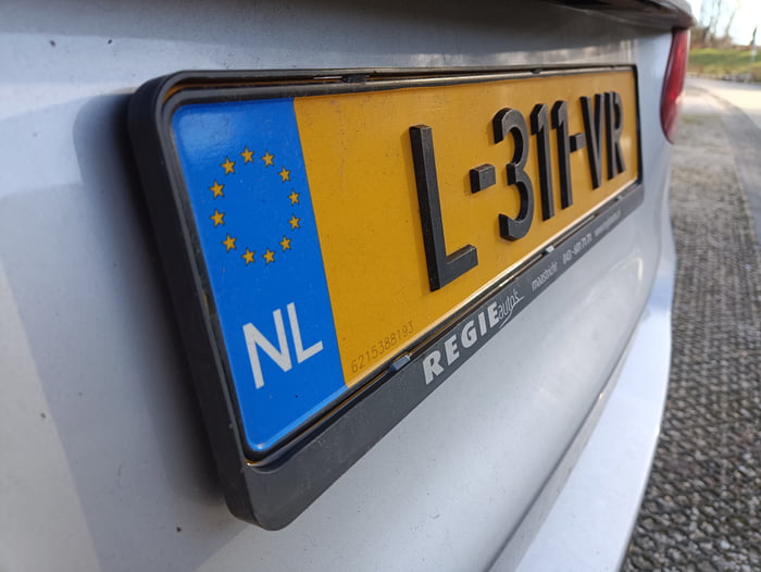 I can't be the only one who finds these 3D license plates of ...