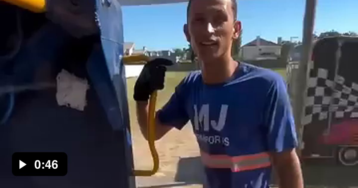 Brazilian garbage man just have different stamina 😮 - 9GAG