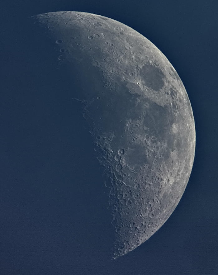 A beautiful view of the moon tonight - 9GAG