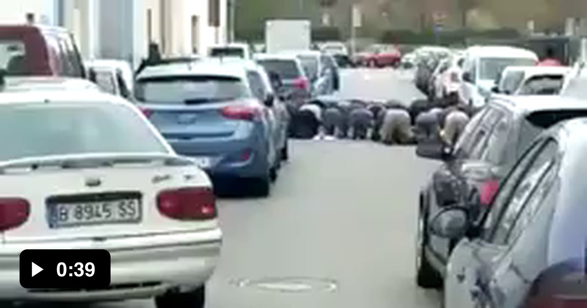 A group of Muslims cut traffic at rush time to pray in the middle of ...