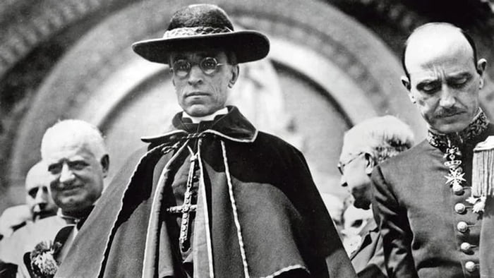 Cardinal Eugenio Pacelli with his undead army (1939) - 9GAG