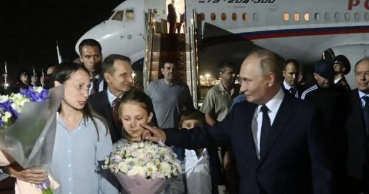 Totally normal human behaviour - 9GAG