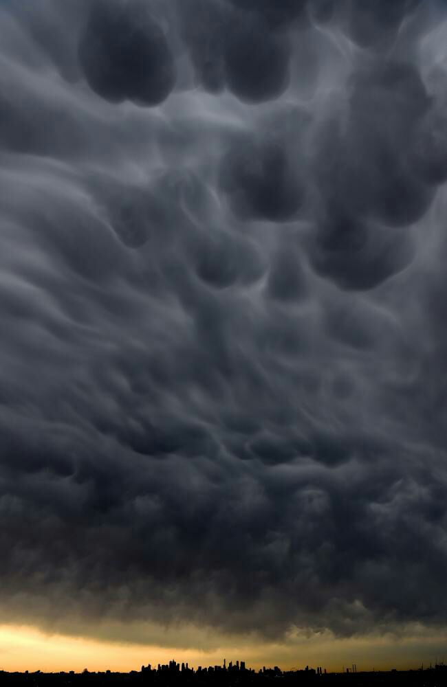 Crazy clouds over Melbourne, Australia this morning! - 9GAG