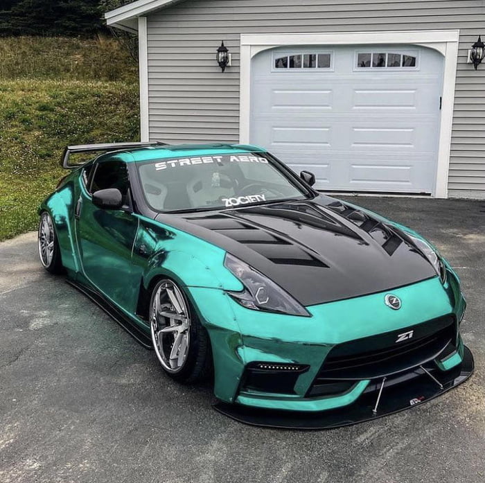 370z in emerald green - 9GAG