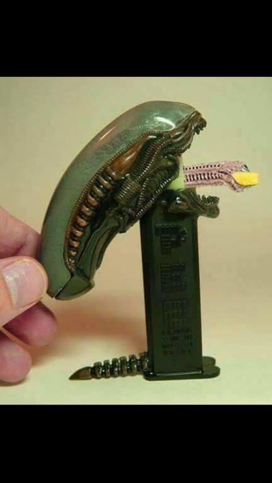 Alien Pez dispenser - 9GAG
