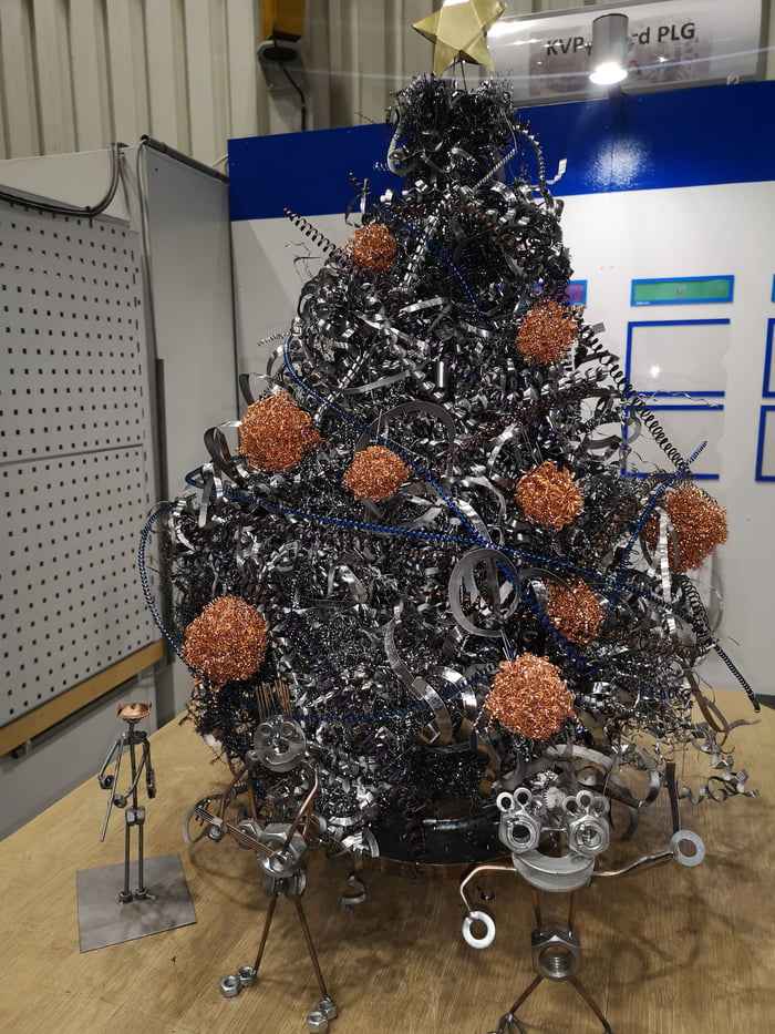 A Christmas tree for engineers - 9GAG