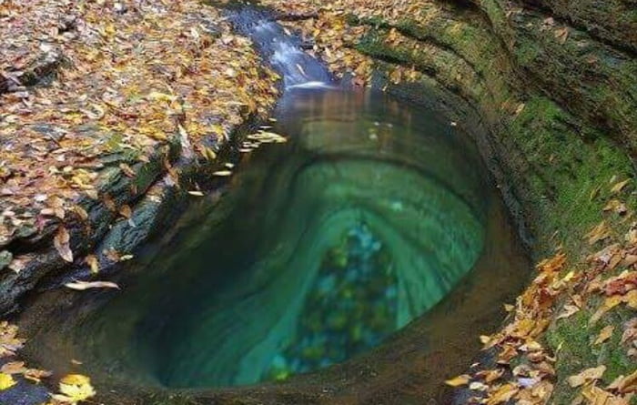 Devils hole in Kentucky: 13ft of crystal clear mountain water! - 9GAG