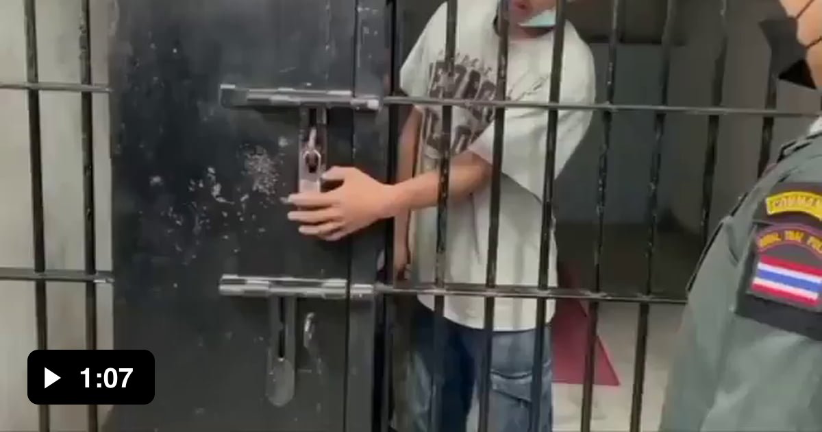 This dude demonstrates how he breaks a lock - 9GAG