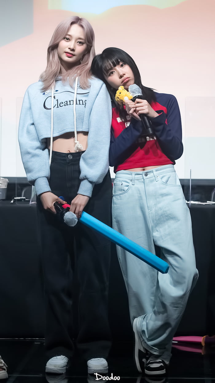 DooDoo_22 Twitter Update - Tzuyu and Chaeyoung height difference - 9GAG