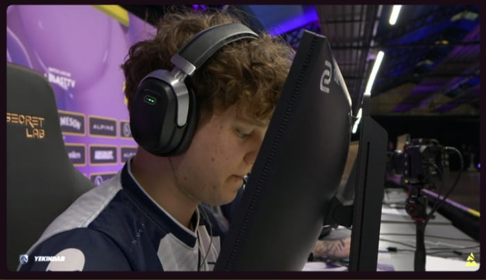 How can you focus when so close to the monitor? (Yekindar) - 9GAG