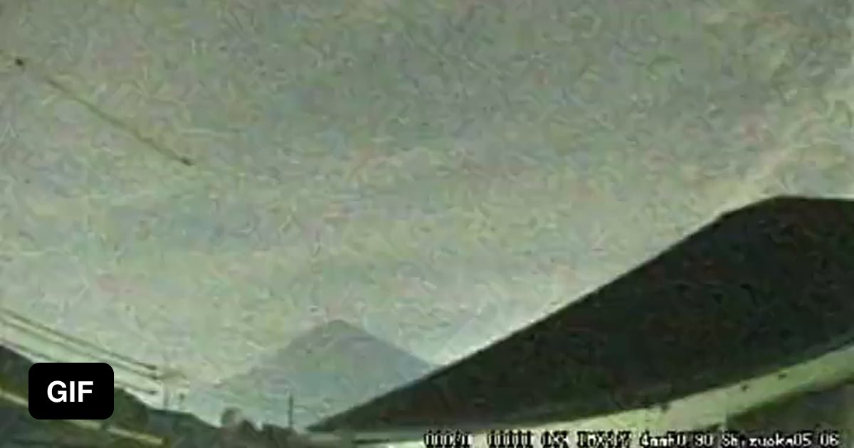 Meteor passing through Mount Fuji, Japan - 9GAG