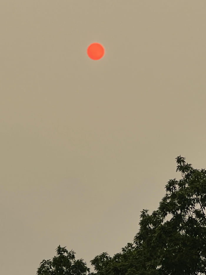 Smoke from the Canadian wildfires making the sun look eerie… - 9GAG