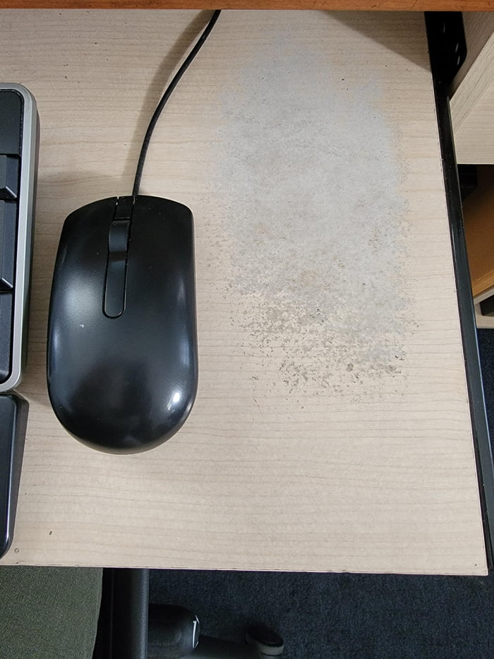 The importance of a mouse pad - 9GAG