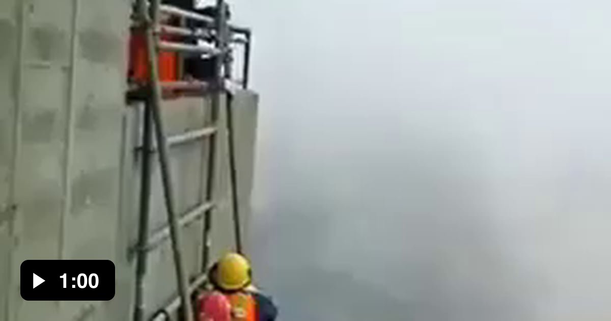 Crazy scaffolders dismantling a hanging scaffold - 9GAG