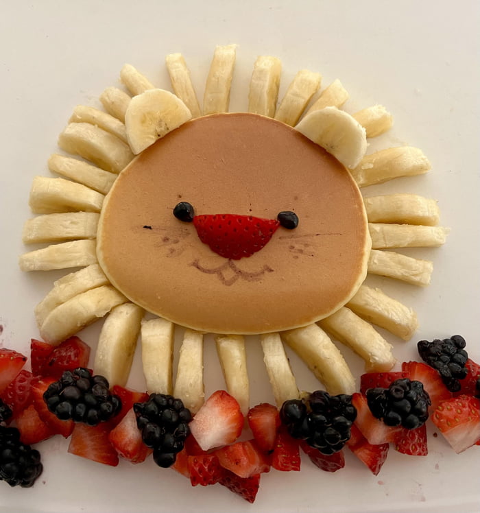 We made lion pancakes with strawberries, blackberries, and bananas. - 9GAG