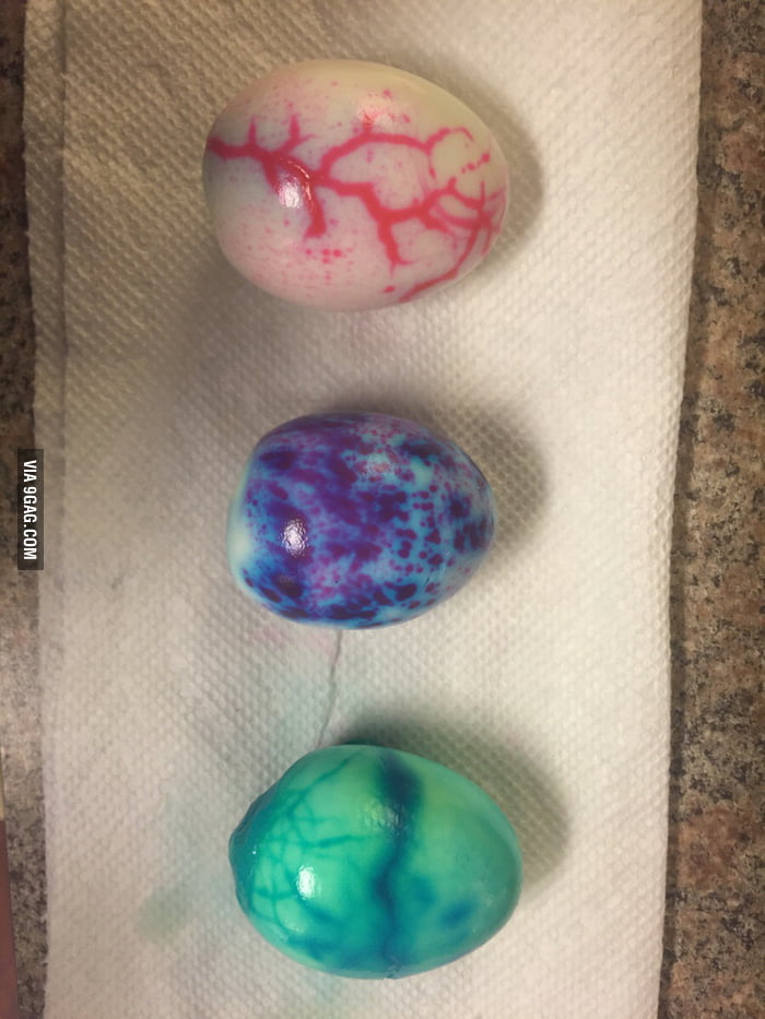 The way the dye affected my Easter eggs under the shells - 9GAG
