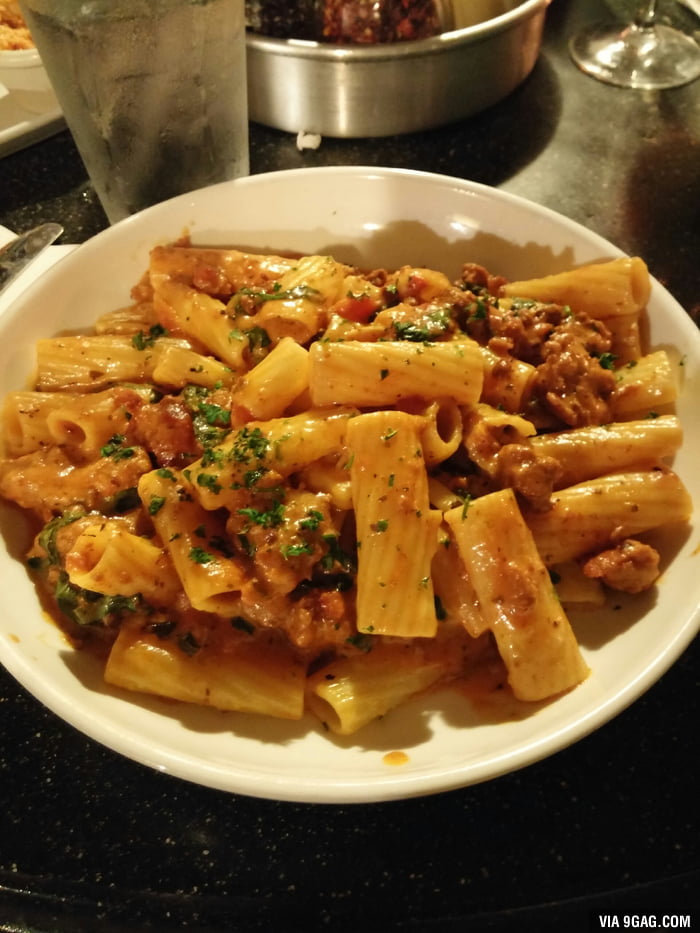Mouthwatering rigatoni pasta with ragu of pork, beef and veal - 9GAG