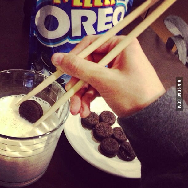 The proper way to eat mini oreos - 9GAG