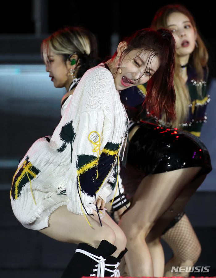 Chaeryeong & Ryujin - ITZY - 9GAG