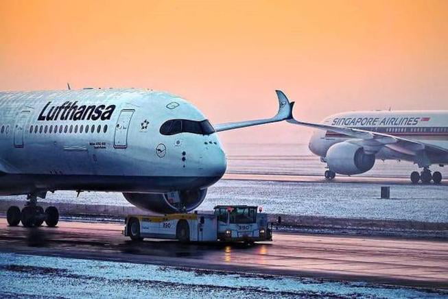 Plane high five - 9GAG