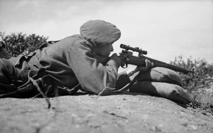 Rare pict of a Tanith sniper hunting for Blood Pact officers (772.M41 ...