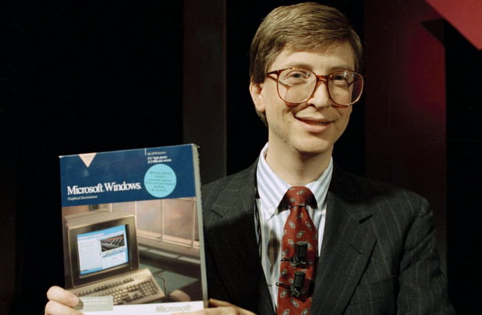 Bill Gates showing off Windows, 1990. - 9GAG