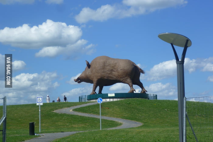 With all the posts about giant statues, here's Wilde Pig giant statue ...