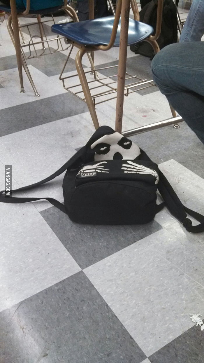 I was sitting in class when I felt someone staring at me - 9GAG