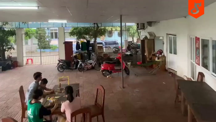 Doggo saving family from robber - 9GAG