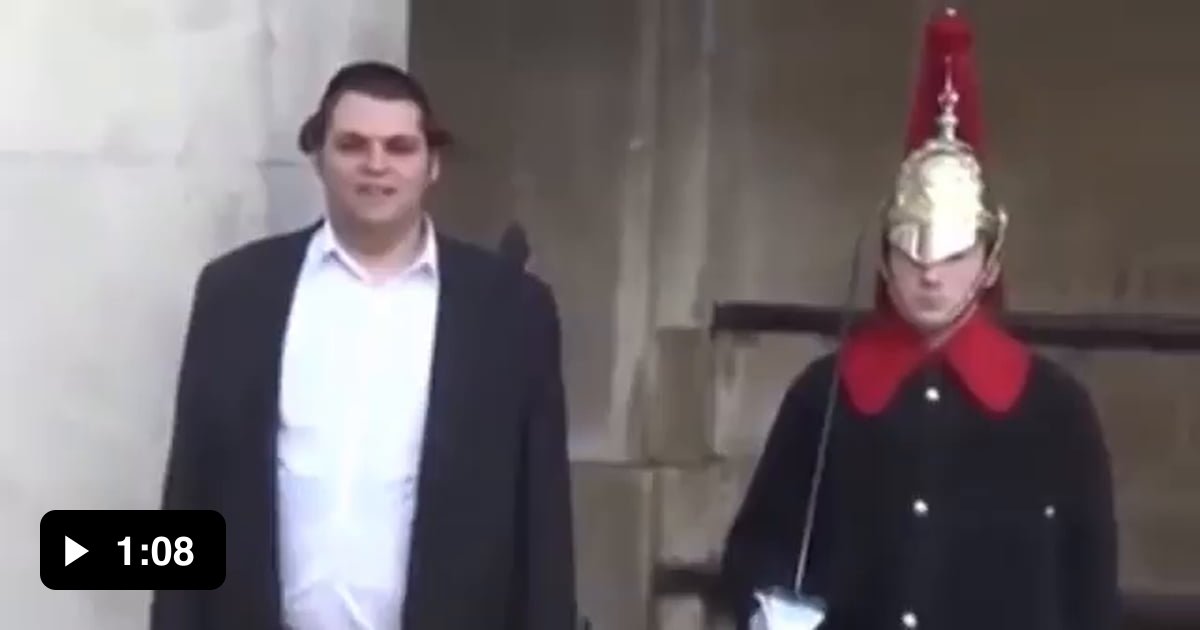 Making a queens guard laugh - 9GAG