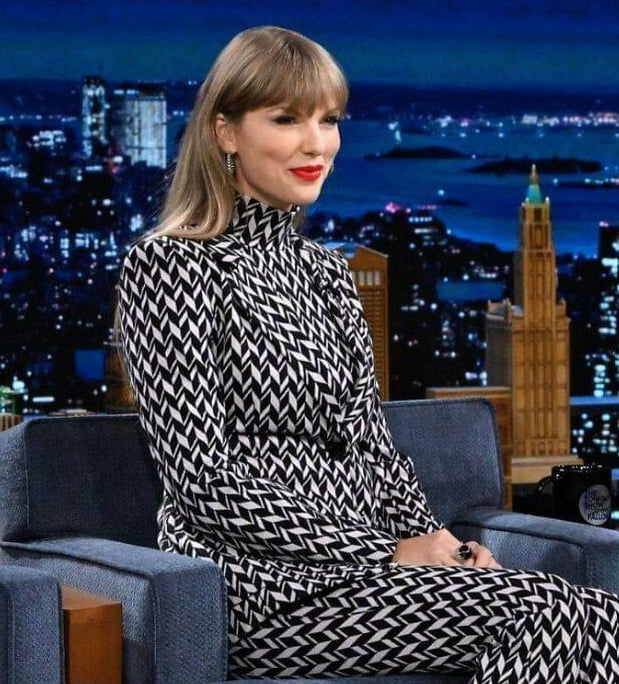 Taylor Swift's suit is purposefully designed to break up her shape ...