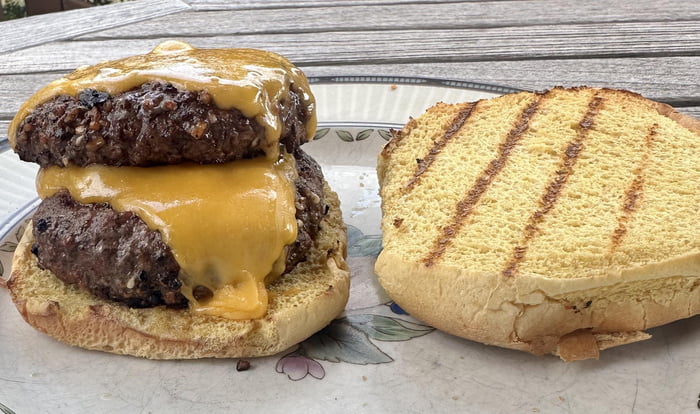 Basic cheeseburger - 9GAG