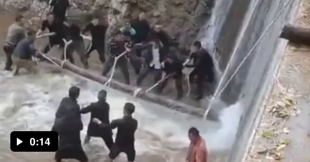 Teamwork unclogging a dam - 9GAG