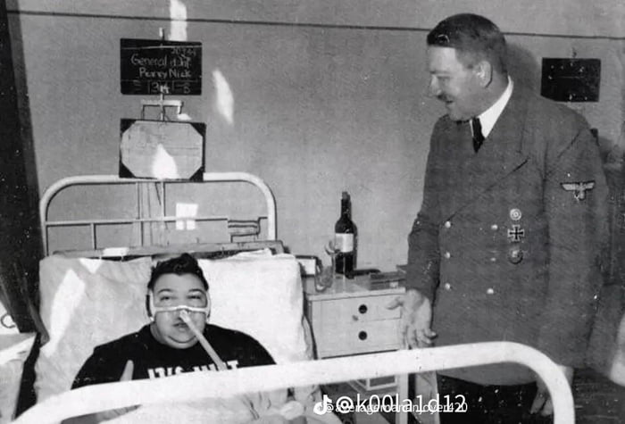 Very rare photo of Adolf Hitler visiting a wounded soldier (1942) - 9GAG
