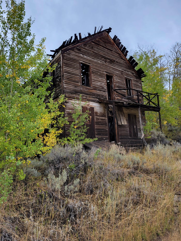 Housing for miners in the ghost town of Comet, Montana. - 9GAG