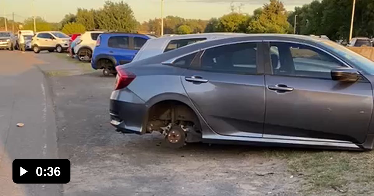 People parked their car, waiting for the team in Argentina... Thieves ...