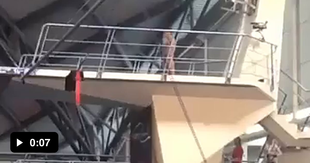 A satisfying dive - 9GAG