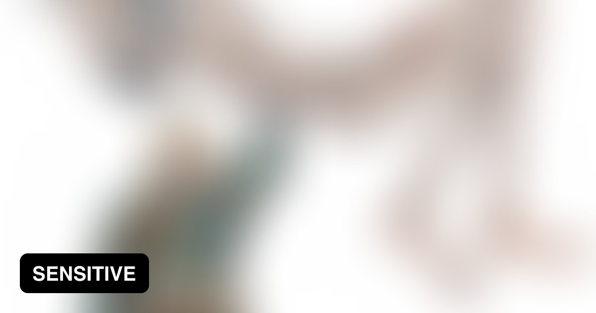 LOOOOOOOOOONG LADY is held by squat (or possibly, just a normal human) - 9GAG