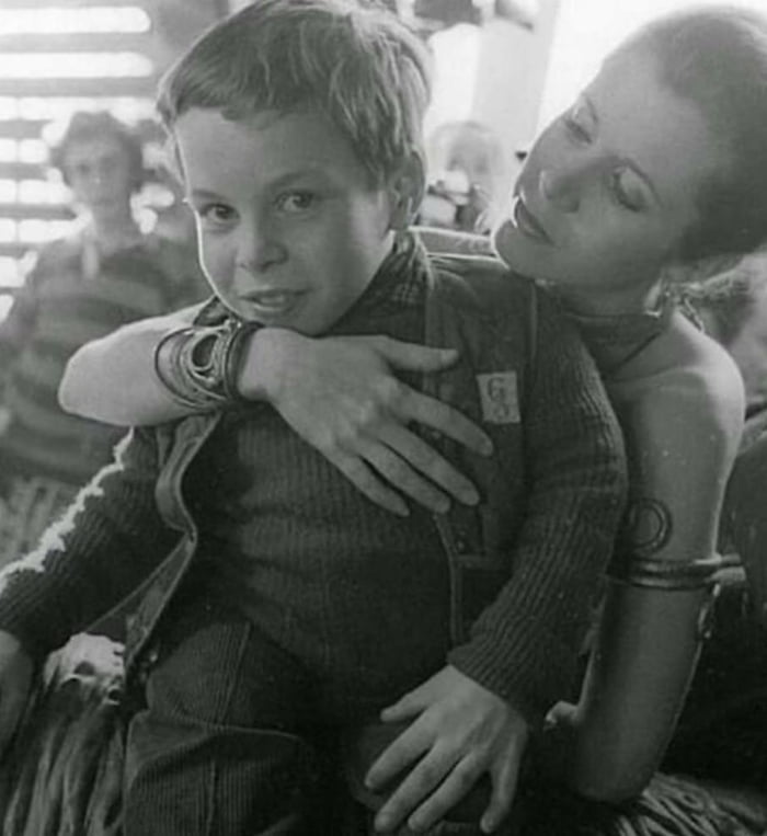 Carrie Fisher And A 13 Year Old Warwick Davis Behind The Scenes Of Return Of The Jedi In 1983 ...