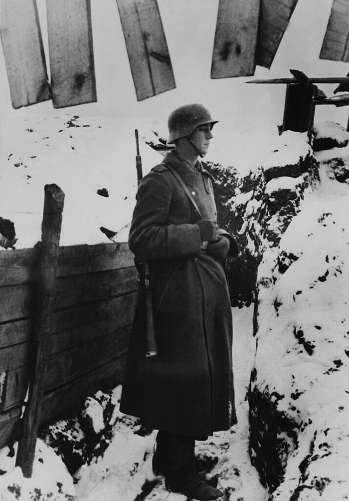 Spanish soldier from the "Blue Division" in a trench near Leningrad ...