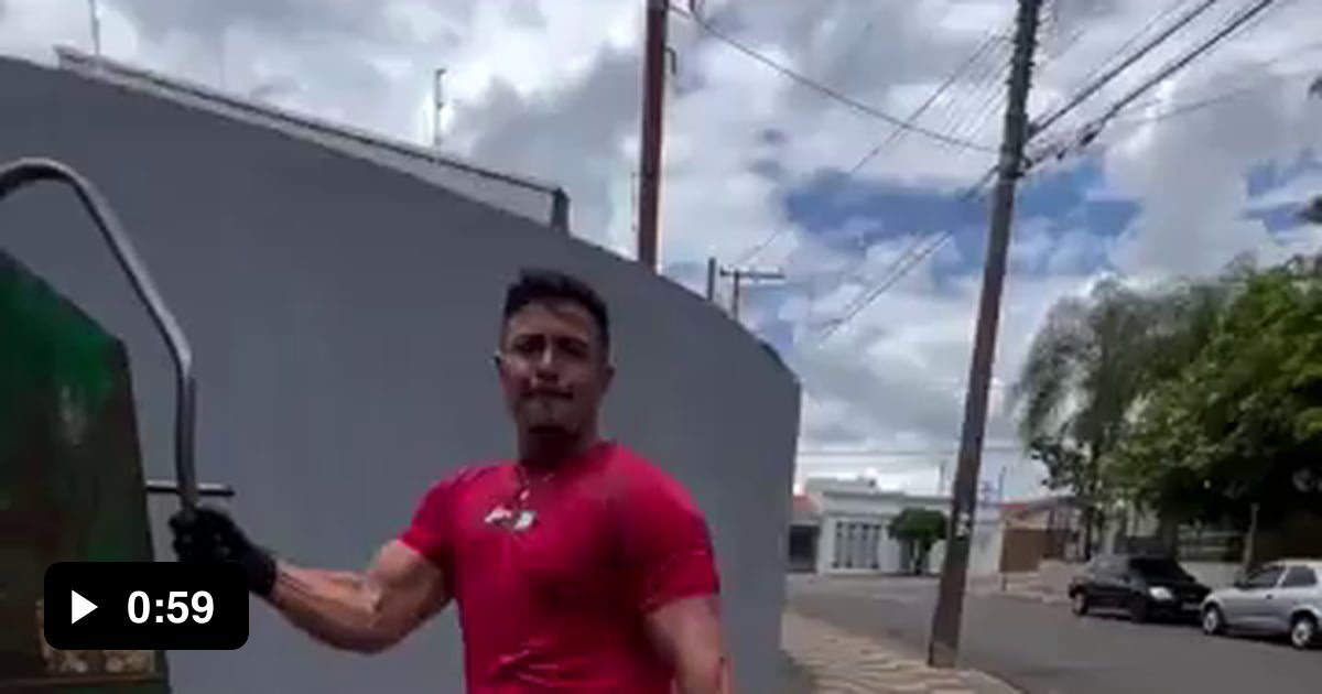 Garbage guy loves his job in a big way - 9GAG